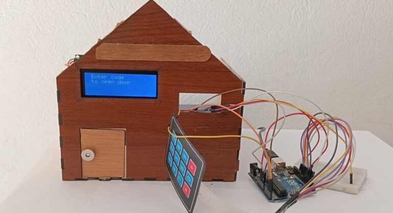 Door opening controlled by Arduino and 4x3 matrix keypad